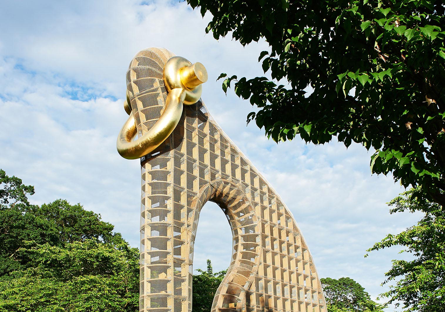 Artblog | Big Bling, alluring and abstract, towers over the Schuylkill
